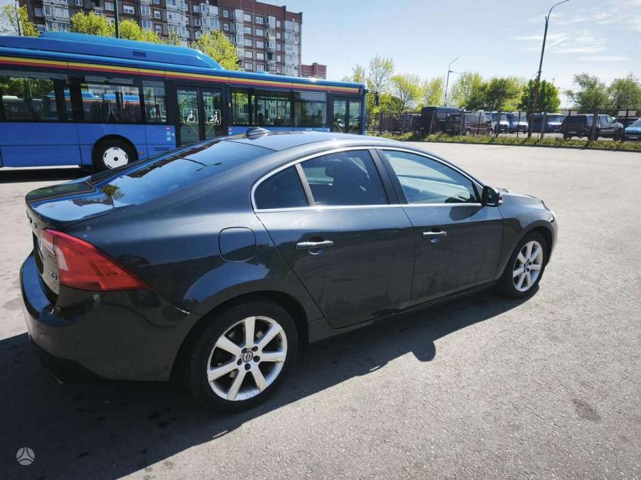 Melns Volvo S60 2016 Klaipėda, ar dzinēja tilpumu 1.97 L un nobraukumu 150 tūkst. km par 9500 €, foto 4 vietnē AUTOMOTO.COM.LV
