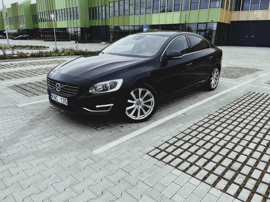 Melns Volvo S60 2016 Viļņa, ar dzinēja tilpumu 1.97 L un nobraukumu 145 tūkst. km par 12000 €, foto 3 vietnē AUTOMOTO.COM.LV