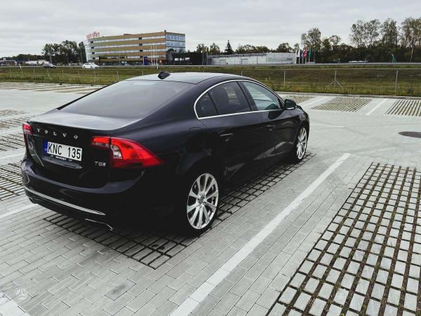 Melns Volvo S60 2016 Viļņa, ar dzinēja tilpumu 1.97 L un nobraukumu 145 tūkst. km par 12000 €, foto 7 vietnē AUTOMOTO.COM.LV