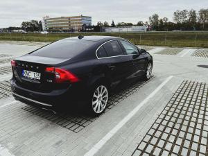 Melns Volvo S60 2016 Viļņa, ar dzinēja tilpumu 1.97 L un nobraukumu 145 tūkst. km par 12000 €, foto 7 vietnē AUTOMOTO.COM.LV