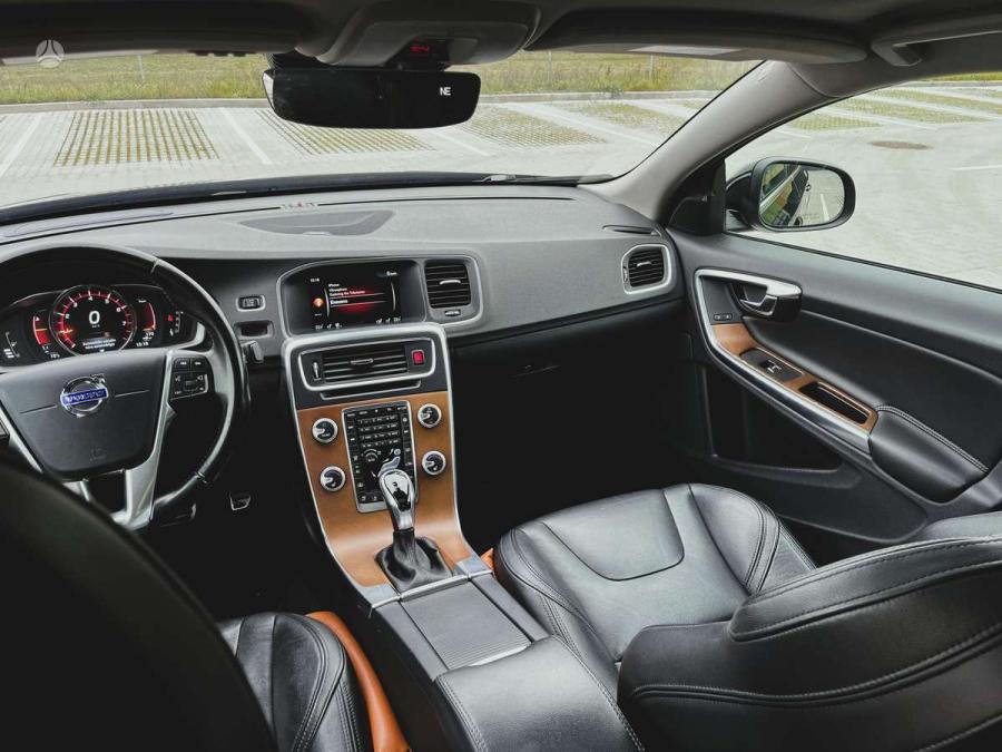 Melns Volvo S60 2016 Viļņa, ar dzinēja tilpumu 1.97 L un nobraukumu 145 tūkst. km par 12000 €, foto 9 vietnē AUTOMOTO.COM.LV