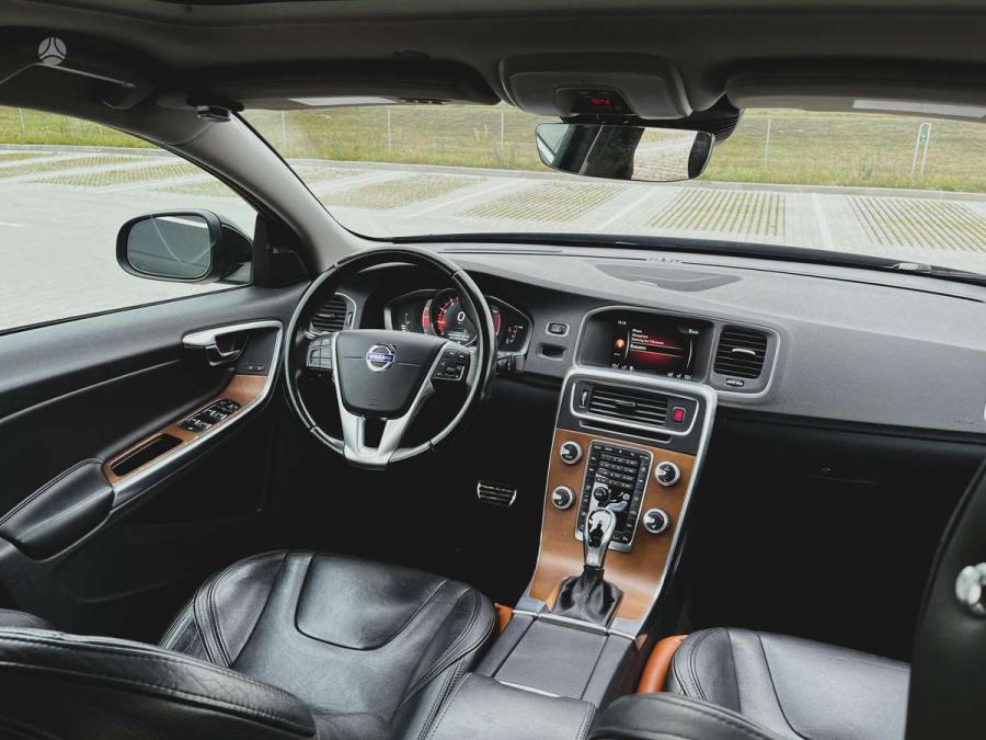 Melns Volvo S60 2016 Viļņa, ar dzinēja tilpumu 1.97 L un nobraukumu 145 tūkst. km par 12000 €, foto 14 vietnē AUTOMOTO.COM.LV