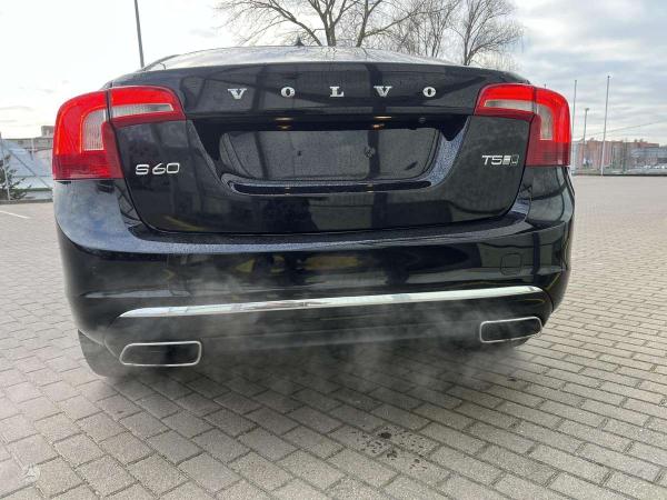 Black Volvo S60 2017 in Klaipeda, with an engine capacity of 2.00 L and mileage of 101 thousand km for 14300 €, photo 3 on AUTOMOTO.COM.LV