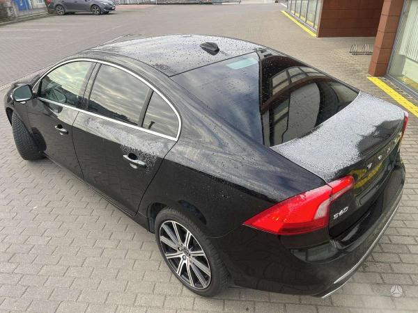Black Volvo S60 2017 in Klaipeda, with an engine capacity of 2.00 L and mileage of 101 thousand km for 14300 €, photo 5 on AUTOMOTO.COM.LV