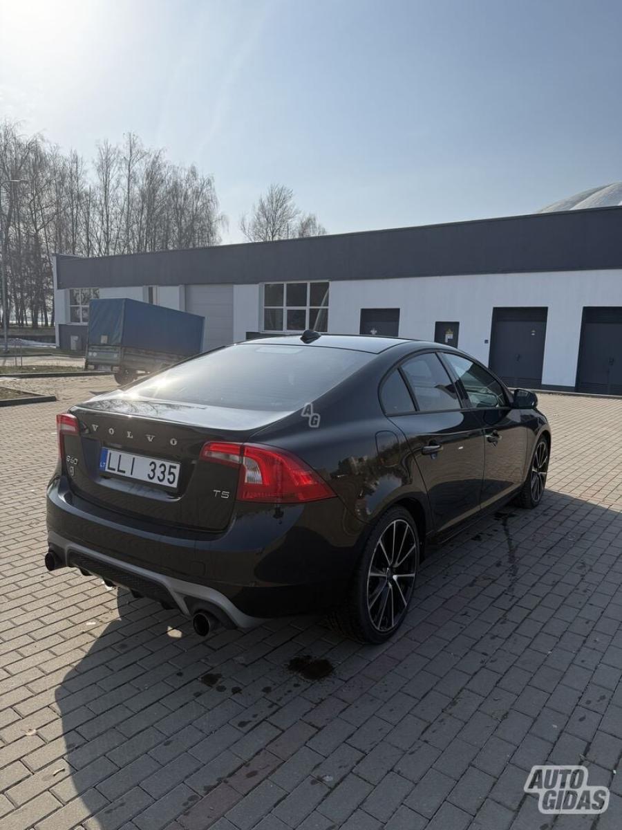 Melns Volvo S60 2017 Elektrėnai, ar dzinēja tilpumu 2.00 L un nobraukumu 140 tūkst. km par 13300 €, foto 4 vietnē AUTOMOTO.COM.LV