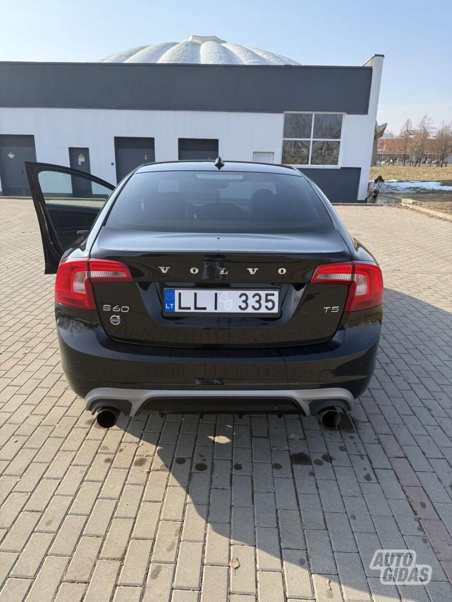 Melns Volvo S60 2017 Elektrėnai, ar dzinēja tilpumu 2.00 L un nobraukumu 140 tūkst. km par 13300 €, foto 6 vietnē AUTOMOTO.COM.LV