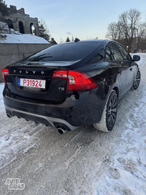 Melns Volvo S60 2017 Viļņa, ar dzinēja tilpumu 2.00 L un nobraukumu 270 tūkst. km par 9000 €, foto 5 vietnē AUTOMOTO.COM.LV