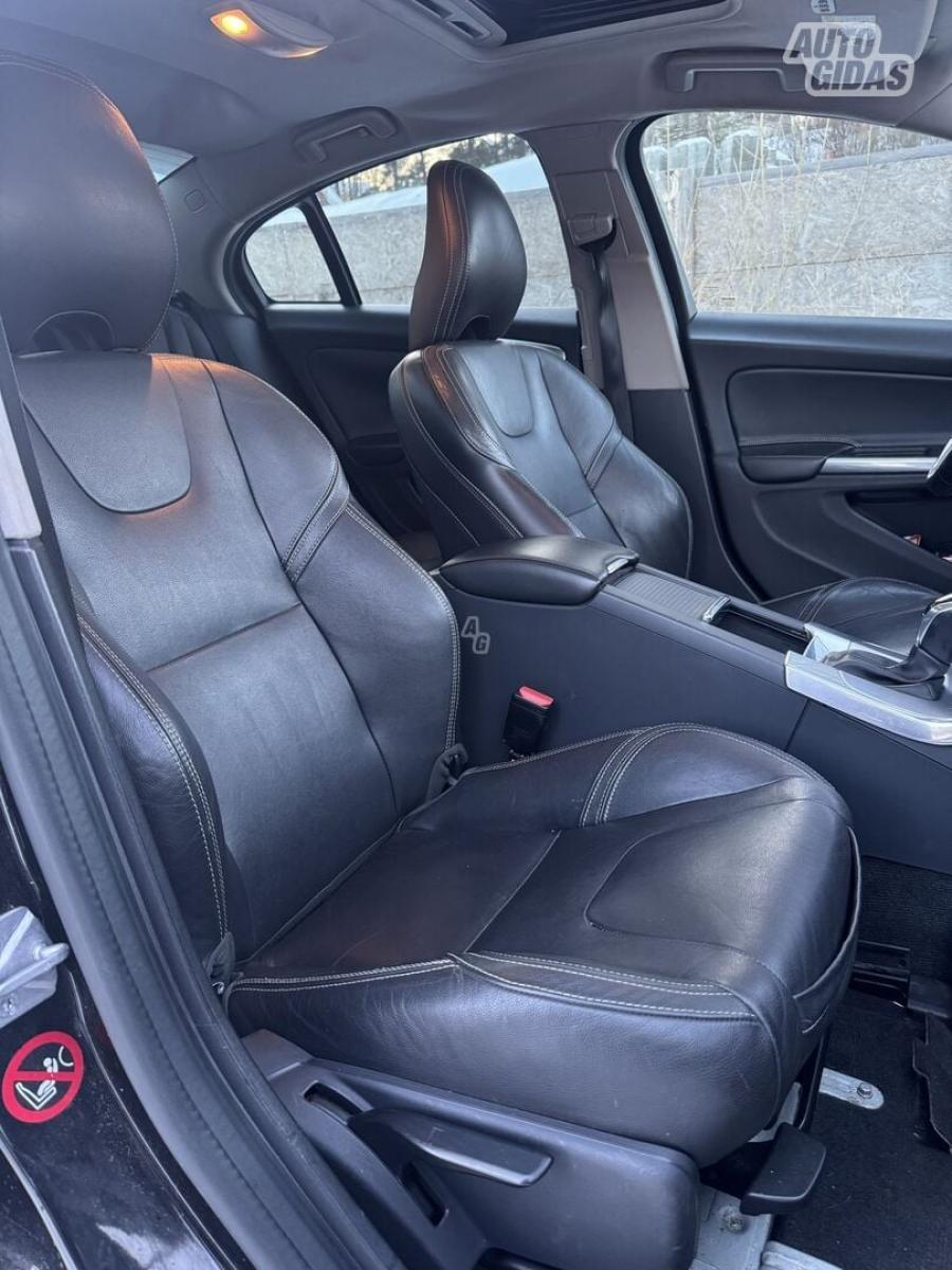 Melns Volvo S60 2017 Viļņa, ar dzinēja tilpumu 2.00 L un nobraukumu 270 tūkst. km par 9000 €, foto 16 vietnē AUTOMOTO.COM.LV