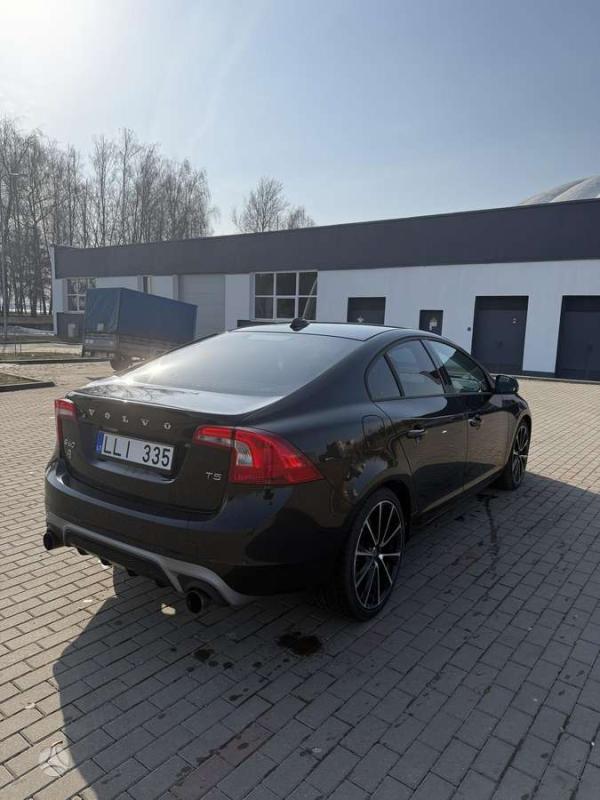 Melns Volvo S60 2017 Elektrėnai, ar dzinēja tilpumu 1.97 L un nobraukumu 144 tūkst. km par 8500 €, foto 3 vietnē AUTOMOTO.COM.LV