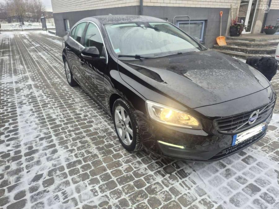 Black Volvo S60 2018 in Taurage, with an engine capacity of 1.97 L and mileage of 250 thousand km for 7900 €, photo 5 on AUTOMOTO.COM.LV