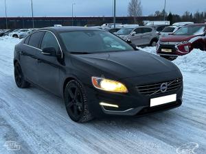Black Volvo S60 2018 in Avizieniai, with an engine capacity of 2.00 L and mileage of 157 thousand km for 9900 €, photo 3 on AUTOMOTO.COM.LV