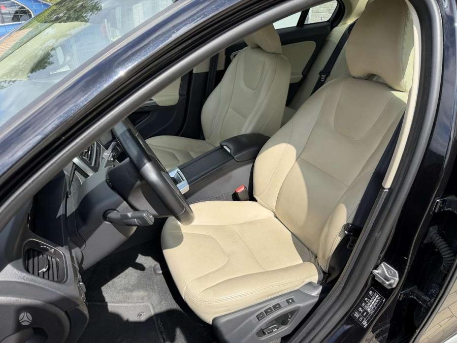 Black Volvo S60 2018 in Vilnius, with an engine capacity of 2.00 L and mileage of 180 thousand km for 8500 €, photo 15 on AUTOMOTO.COM.LV