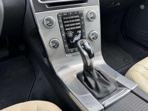 Black Volvo S60 2018 in Vilnius, with an engine capacity of 2.00 L and mileage of 180 thousand km for 8500 €, photo 22 on AUTOMOTO.COM.LV