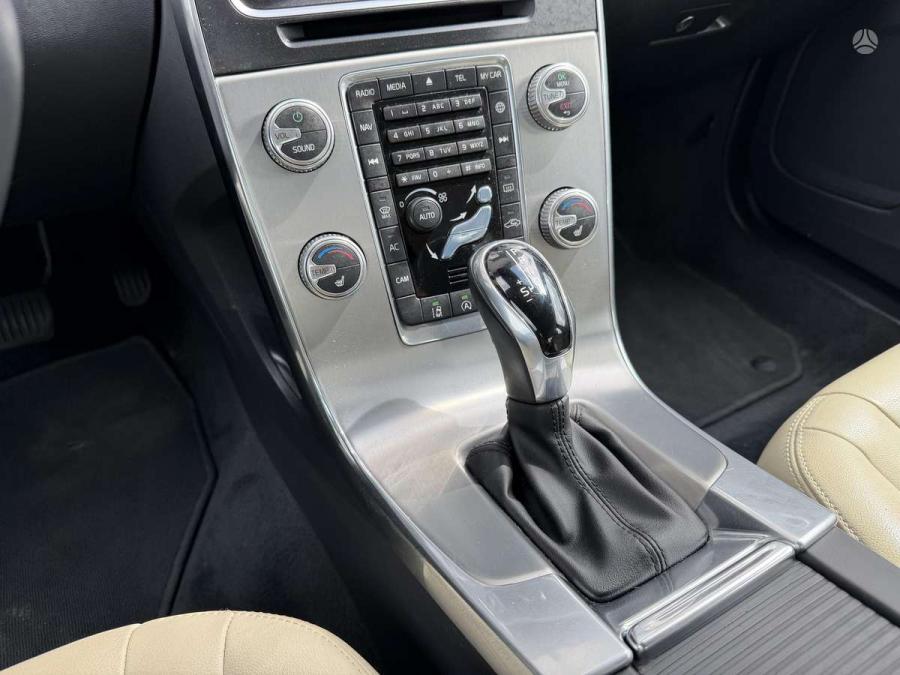 Black Volvo S60 2018 in Vilnius, with an engine capacity of 2.00 L and mileage of 180 thousand km for 8500 €, photo 22 on AUTOMOTO.COM.LV
