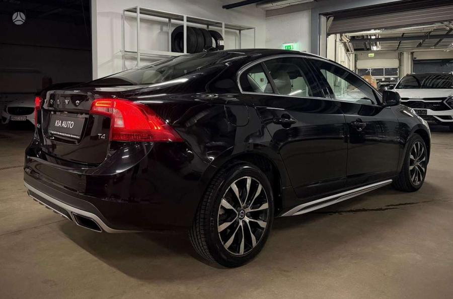 Melns Volvo S60 2018 Viļņa, ar dzinēja tilpumu 2.00 L un nobraukumu 181 tūkst. km par 11900 €, foto 5 vietnē AUTOMOTO.COM.LV