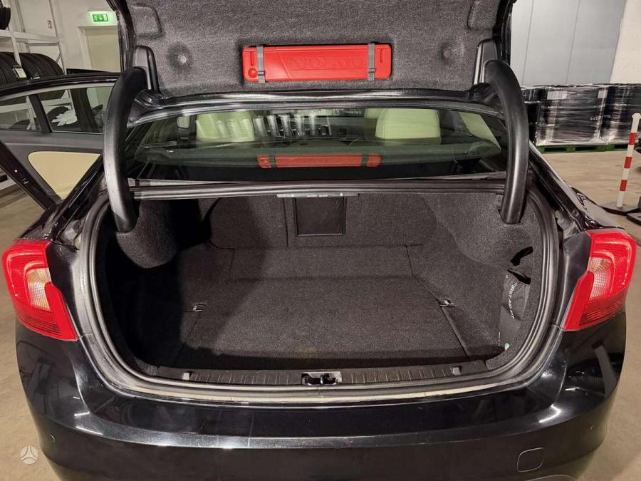 Melns Volvo S60 2018 Viļņa, ar dzinēja tilpumu 2.00 L un nobraukumu 181 tūkst. km par 11900 €, foto 32 vietnē AUTOMOTO.COM.LV