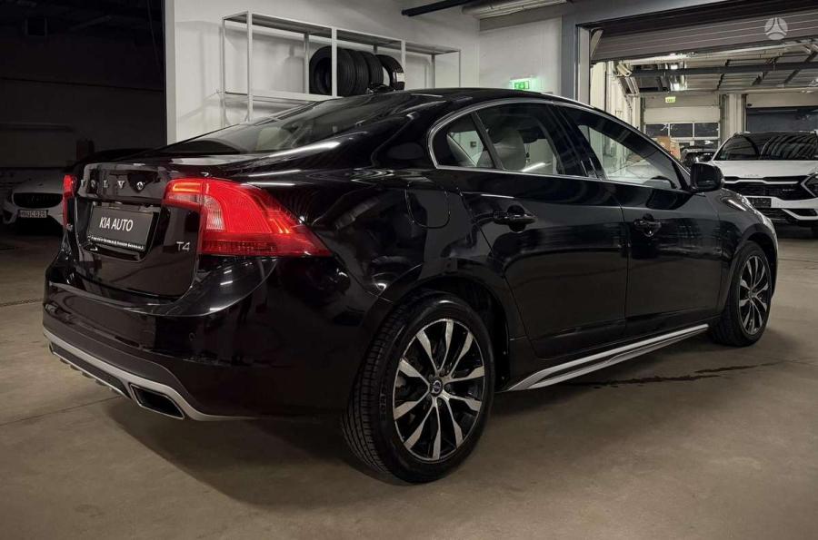 Melns Volvo S60 2018 Viļņa, ar dzinēja tilpumu 2.00 L un nobraukumu 181 tūkst. km par 11900 €, foto 38 vietnē AUTOMOTO.COM.LV