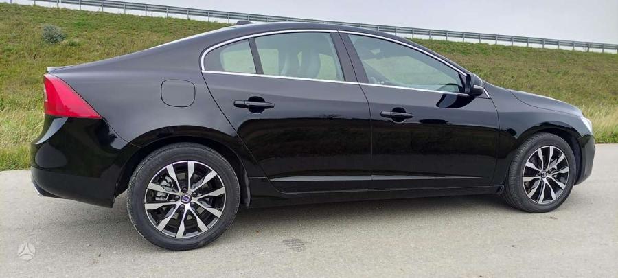Black Volvo S60 2018 in Siauliai, with an engine capacity of 1.97 L and mileage of 141 thousand km for 11800 €, photo 4 on AUTOMOTO.COM.LV