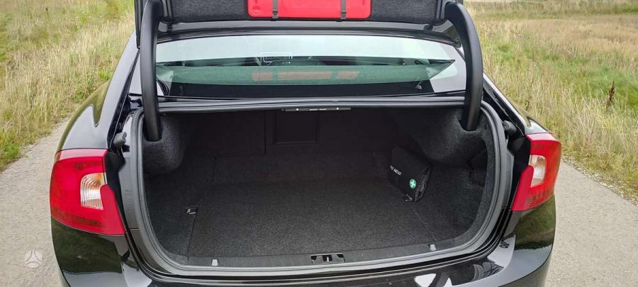 Black Volvo S60 2018 in Siauliai, with an engine capacity of 1.97 L and mileage of 141 thousand km for 11800 €, photo 10 on AUTOMOTO.COM.LV
