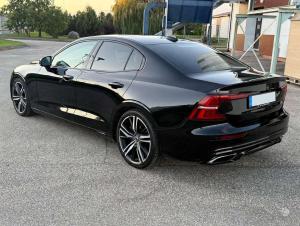 Black Volvo S60 2019 in Ukmerge, with an engine capacity of 1.97 L and mileage of 143 thousand km for 17599 €, photo 5 on AUTOMOTO.COM.LV