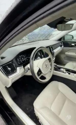 Black Volvo S60 2019 in Klaipeda, with an engine capacity of 1.97 L and mileage of 191 thousand km for 11200 €, photo 11 on AUTOMOTO.COM.LV