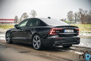 Black Volvo S60 2020 in Riga, with an engine capacity of 2.00 L and mileage of 245 thousand km for 20990 €, photo 2 on AUTOMOTO.COM.LV