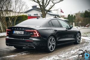 Black Volvo S60 2020 in Riga, with an engine capacity of 2.00 L and mileage of 245 thousand km for 20990 €, photo 3 on AUTOMOTO.COM.LV