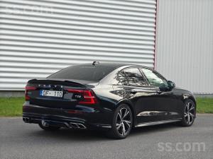 Black Volvo S60 2020 in Riga, with an engine capacity of 2.00 L and mileage of 190 thousand km for 21000 €, photo 5 on AUTOMOTO.COM.LV