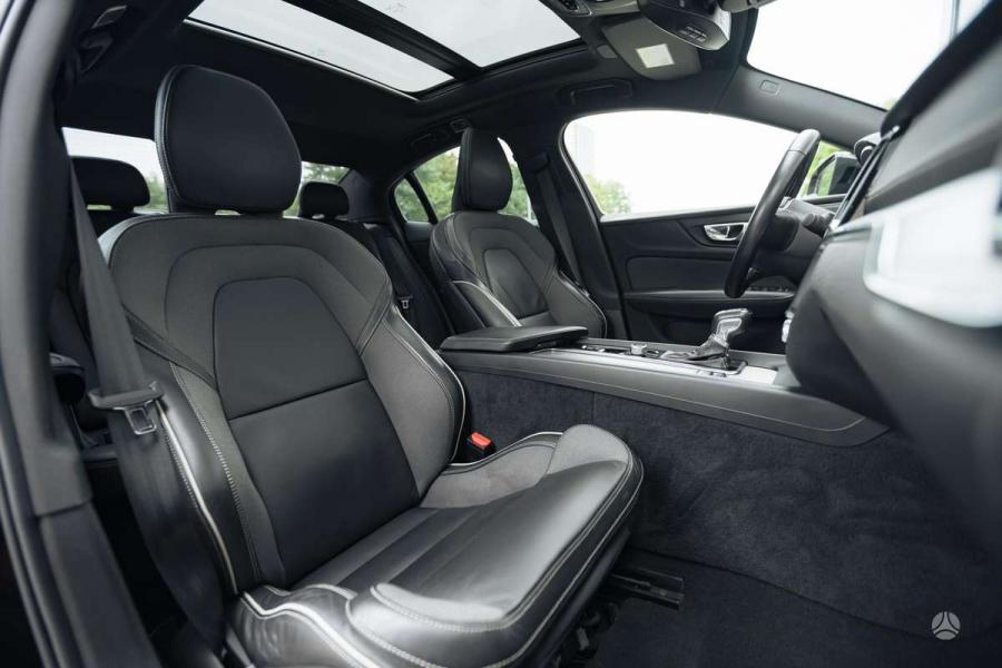 Melns Volvo S60 2021 Klaipėda, ar dzinēja tilpumu 2.00 L un nobraukumu 69 tūkst. km par 23000 €, foto 23 vietnē AUTOMOTO.COM.LV
