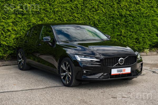 Black Volvo S60 2023 in Riga, with an engine capacity of 2.00 L and mileage of 35 thousand km for 37950 €, photo 3 on AUTOMOTO.COM.LV
