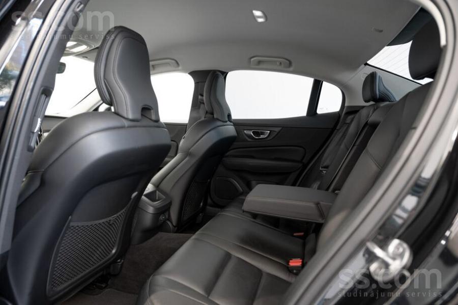 Melns Volvo S60 2023 Rīga, ar dzinēja tilpumu 2.00 L un nobraukumu 36 tūkst. km par 34900 €, foto 16 vietnē AUTOMOTO.COM.LV