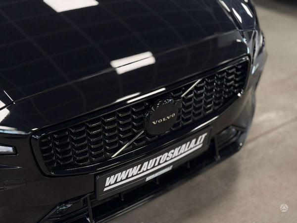 Black Volvo S60 2024 in Klaipeda, with an engine capacity of 2.00 L and mileage of 38 thousand km for 21950 €, photo 2 on AUTOMOTO.COM.LV