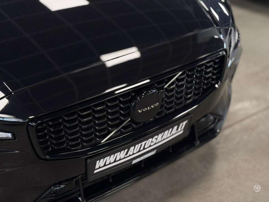 Black Volvo S60 2024 in Klaipeda, with an engine capacity of 2.00 L and mileage of 38 thousand km for 21950 €, photo 3 on AUTOMOTO.COM.LV