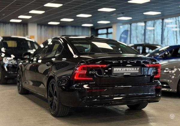 Black Volvo S60 2024 in Klaipeda, with an engine capacity of 2.00 L and mileage of 38 thousand km for 21950 €, photo 5 on AUTOMOTO.COM.LV