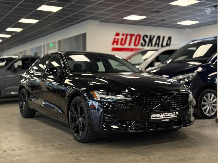 Black Volvo S60 2024 in Klaipeda, with an engine capacity of 2.00 L and mileage of 38 thousand km for 21950 €, photo 8 on AUTOMOTO.COM.LV