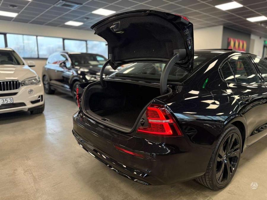 Black Volvo S60 2024 in Klaipeda, with an engine capacity of 2.00 L and mileage of 38 thousand km for 21950 €, photo 12 on AUTOMOTO.COM.LV