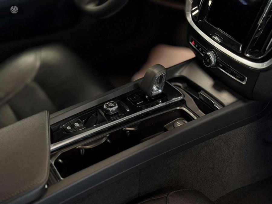 Black Volvo S60 2024 in Klaipeda, with an engine capacity of 2.00 L and mileage of 38 thousand km for 21950 €, photo 13 on AUTOMOTO.COM.LV