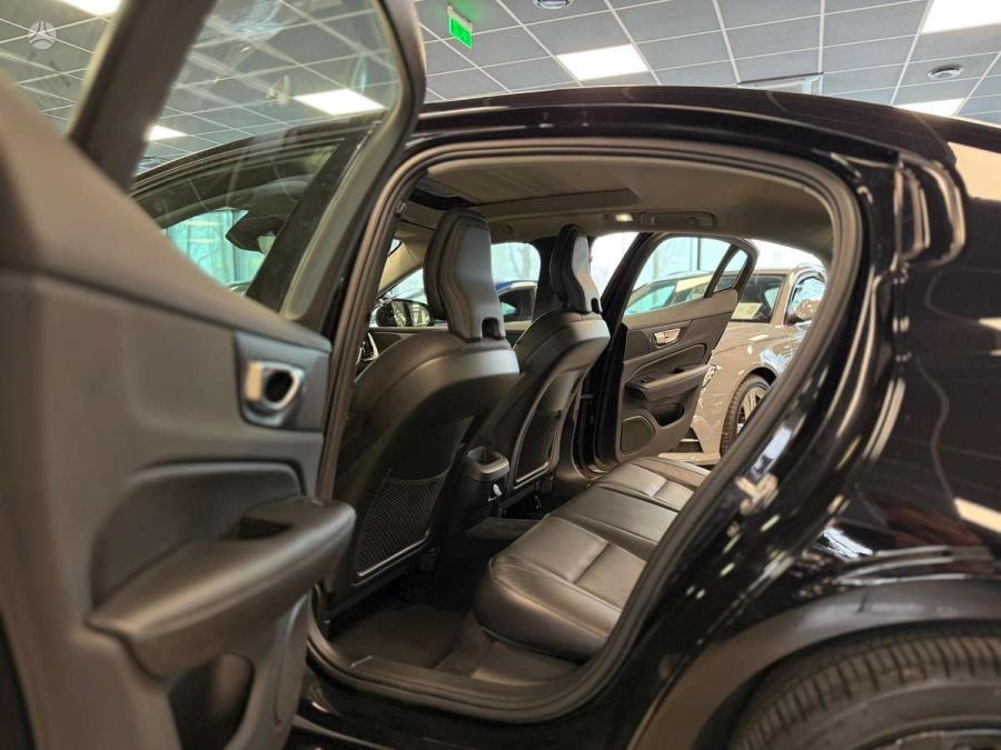 Black Volvo S60 2024 in Klaipeda, with an engine capacity of 2.00 L and mileage of 38 thousand km for 21950 €, photo 17 on AUTOMOTO.COM.LV