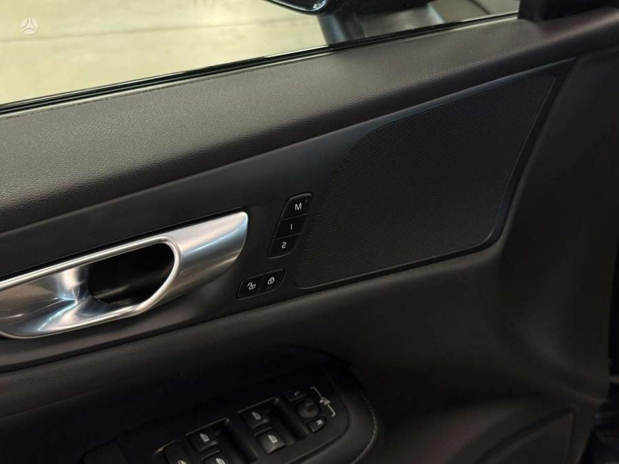 Black Volvo S60 2024 in Klaipeda, with an engine capacity of 2.00 L and mileage of 38 thousand km for 21950 €, photo 18 on AUTOMOTO.COM.LV