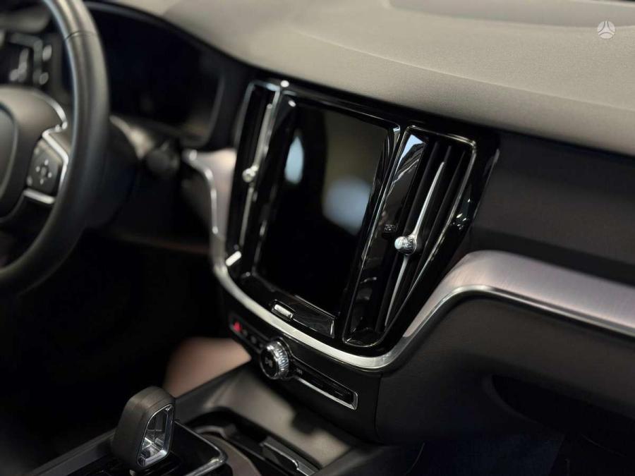Black Volvo S60 2024 in Klaipeda, with an engine capacity of 2.00 L and mileage of 38 thousand km for 21950 €, photo 22 on AUTOMOTO.COM.LV