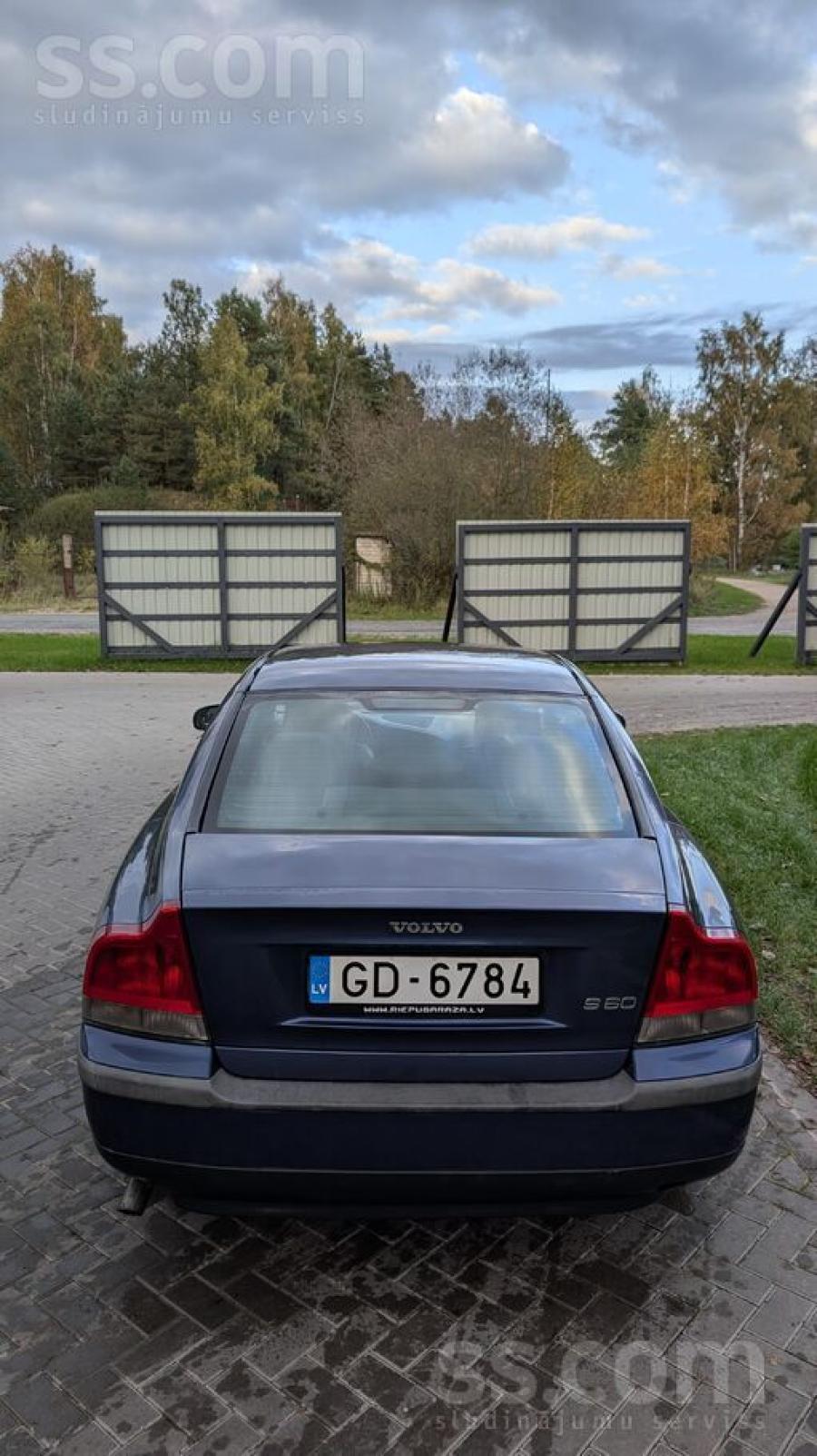 Zils Volvo S60 2001 Rīga, ar dzinēja tilpumu 2.40 L un nobraukumu 367 tūkst. km par 1000 €, foto 4 vietnē AUTOMOTO.COM.LV