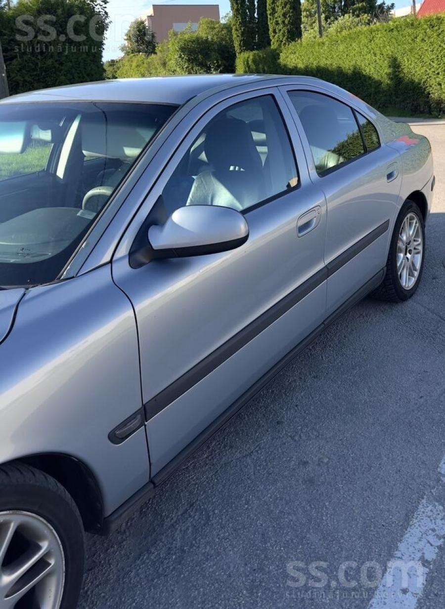 Zils Volvo S60 2000 Rīga, ar dzinēja tilpumu 2.40 L un nobraukumu 274 tūkst. km par 2700 €, foto 3 vietnē AUTOMOTO.COM.LV