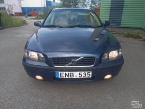 Zils Volvo S60 2000 Šauļi, ar dzinēja tilpumu 2.40 L un nobraukumu 330 tūkst. km par 780 €, foto  vietnē AUTOMOTO.COM.LV