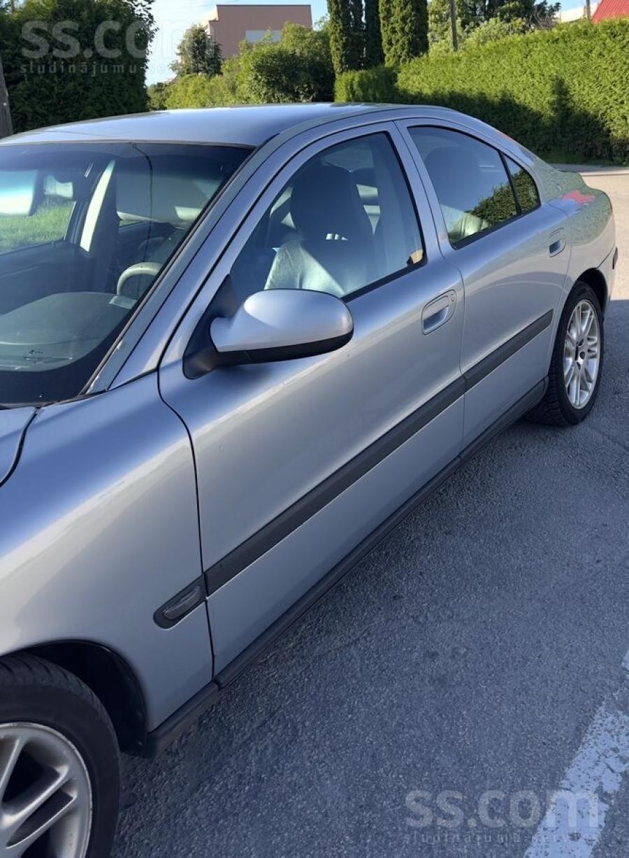 Blue Volvo S60 2000 in Riga, with an engine capacity of 2.40 L and mileage of 274 thousand km for 2200 €, photo 4 on AUTOMOTO.COM.LV