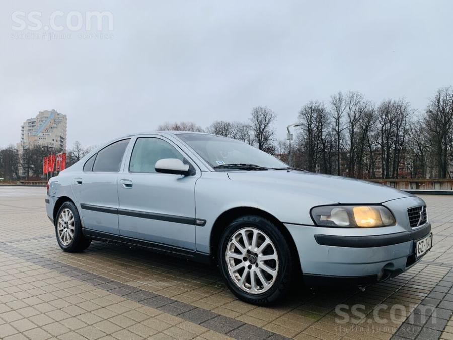 Blue Volvo S60 2001 in Riga, with an engine capacity of 2.40 L and mileage of 430 thousand km for 1100 €, photo 1 on AUTOMOTO.COM.LV