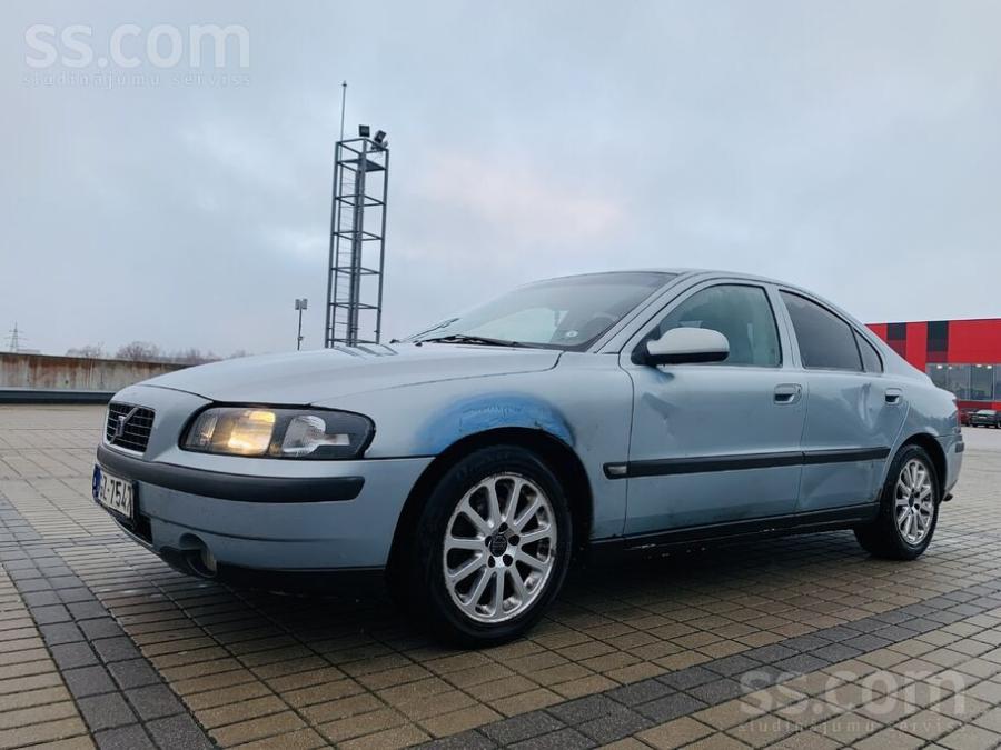 Blue Volvo S60 2001 in Riga, with an engine capacity of 2.40 L and mileage of 430 thousand km for 1100 €, photo 4 on AUTOMOTO.COM.LV