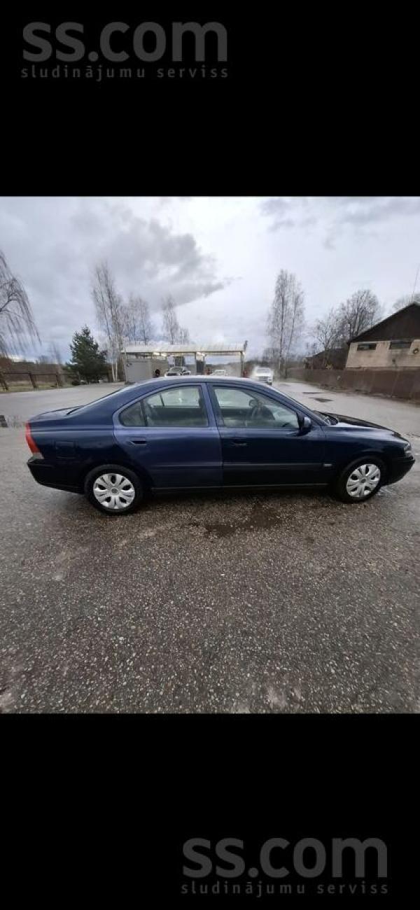 Blue Volvo S60 2001 in Valmiera, with an engine capacity of 2.40 L and mileage of 302 thousand km for 1200 €, photo 5 on AUTOMOTO.COM.LV