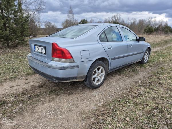 Blue Volvo S60 2001 in Trakai, with an engine capacity of 2.40 L and mileage of 370 thousand km for 1499 €, photo 4 on AUTOMOTO.COM.LV