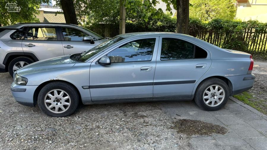 Blue Volvo S60 2001 in Vilnius, with an engine capacity of 2.40 L and mileage of 210 thousand km for 600 €, photo 3 on AUTOMOTO.COM.LV
