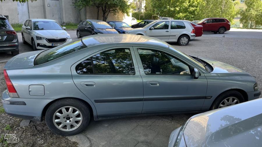 Blue Volvo S60 2001 in Vilnius, with an engine capacity of 2.40 L and mileage of 210 thousand km for 600 €, photo 6 on AUTOMOTO.COM.LV